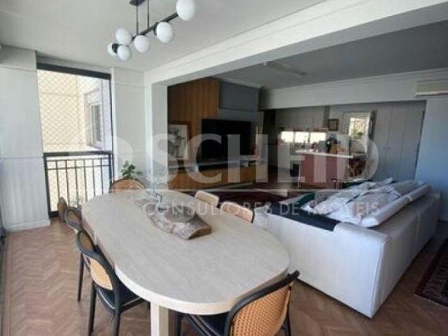 Apartamento de 137m² com 3 suítes e 3 vagas à venda em Moema SP
