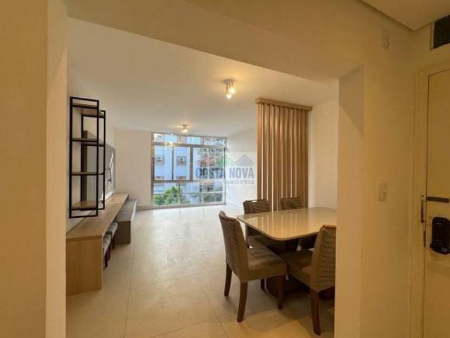 Apartamento de 138m² de 3 quartos, moderno a meia quadra do mar, 2 vagas na Ponta da Praia