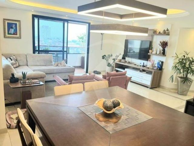Apartamento de 143m2, 4 dorm  1 suíte, 2 vagas, varanda, vista livre, primoroso em Santa Teresinha