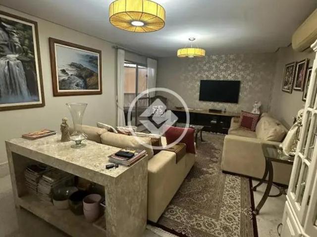 Apartamento de 165m2, no centro da cidade, com 4 quartos, sendo 2 suítes, banheiro social, sala para