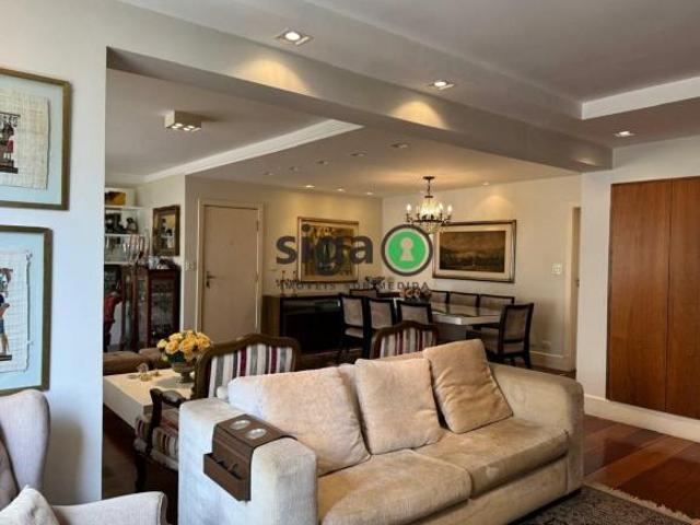 Apartamento de 170m² com 4 quartos 3 vagas Moema São Paulo/SP