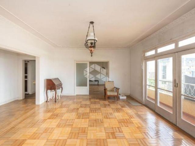 Apartamento de 171m2, living em 2 ambientes, sacada, 3 dormitórios, sendo 2 suítes