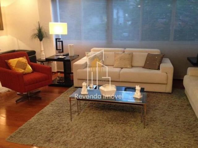 Apartamento de 180m² com 2 Suítes, 4 banheiros, 3 vagas no Itaim Bibi. Edificio Palacete papillon