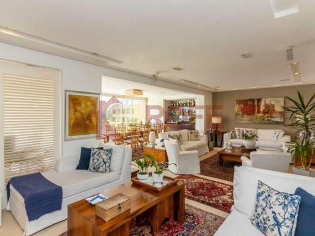 Apartamento de 185m² com 3 suítes no Itaim, lazer completo