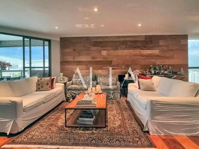 Apartamento de 193m² à venda pronto para morar com 3 suítes e 3 vagas em Moema