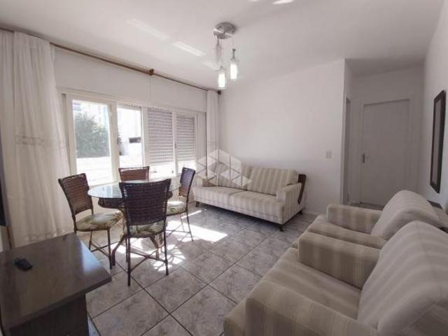 Apartamento de 1 dormitório mobiliado c/ box duplo no centro de Capão da Canoa