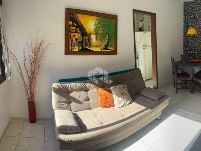 Apartamento de 1 dormitório mobiliado com sacada e vaga de garagem em Capão da Canoa!