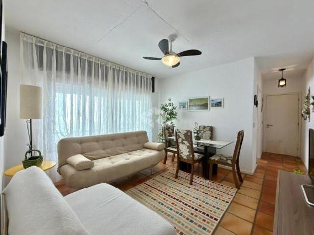 Apartamento de 1 dormitório mobiliado com sacada e vaga de garagem em Capão da Canoa