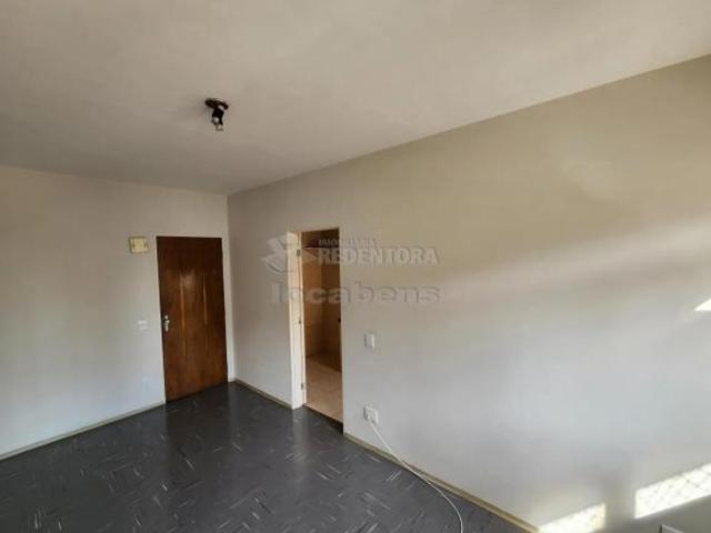 Apartamento de 1 dormitório no Centro de Rio Preto com sacada e elevador