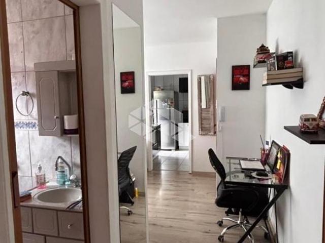 Apartamento de 1 dormitório, semi mobiliado, 43 m² com vaga coberta no Jardim América em POA