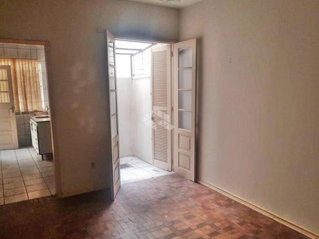 Apartamento de 1 dormitório térreo com vaga na Av. João Pessoa em frente a Redenção