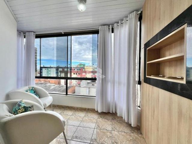 Apartamento de 1 dormitórios com sacada, churrasqueira, vista mar e vaga de garagem no Centro de Cap