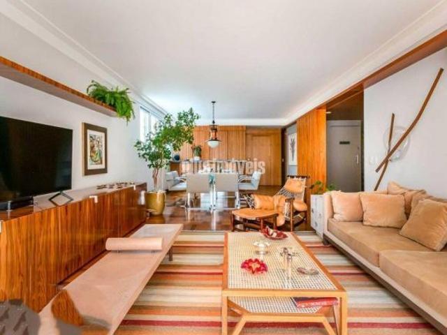 Apartamento de 200 m a.u, finamente decorado, com duas suítes