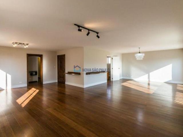 Apartamento de 200 m², com 3 dormitórios, 1 suíte, 3 vagas de garagem