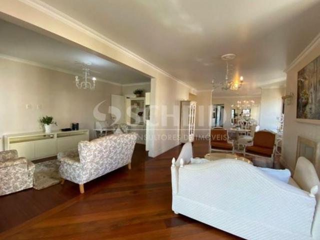 Apartamento de 201m² com 3 suítes e 3 vagas à venda em Moema