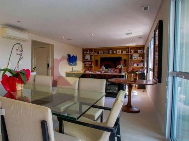 Apartamento de 210m² na Vila Olímpia, 3 suítes e 4 vagas, andar alto, lazer e localização excelentes