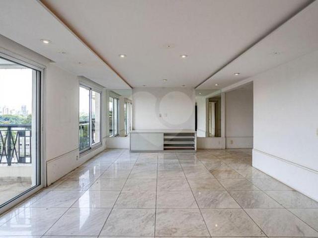 Apartamento de 220 m² com 4 quartos à venda em Alto de Pinheiros