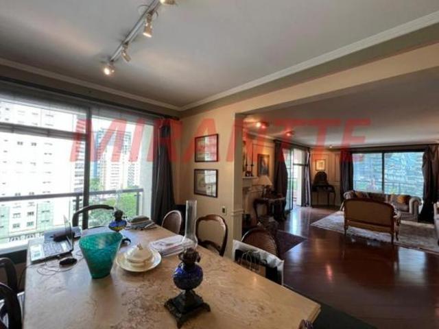Apartamento de 220m² com 4 quartos