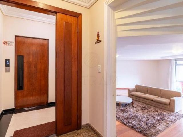 Apartamento de 226 m² com 3 quartos à venda no Batel