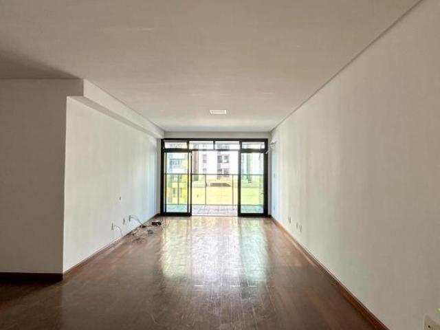 Apartamento de 230 m² com 4 Quartos e 2 Suítes no Centro de Juiz de Fora Condomínio com Piscina