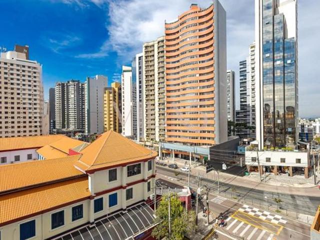 Apartamento de 231 m² com 3 suítes à venda no Batel