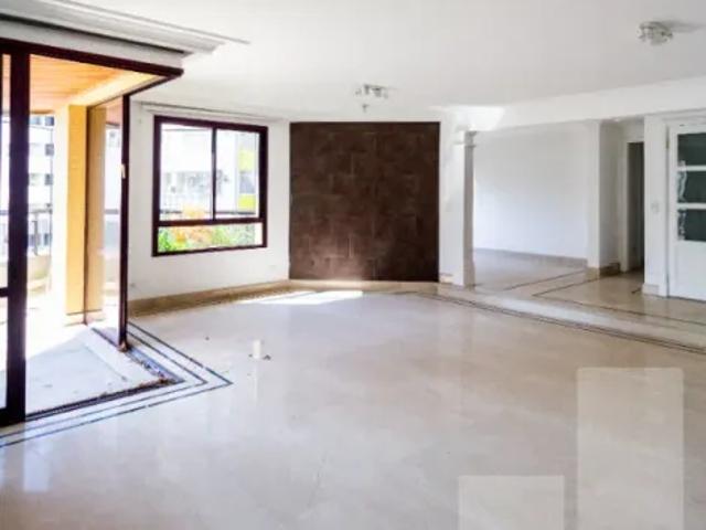 Apartamento de 240 m² com luz natural, planta generosa e privacidade total na melhor região