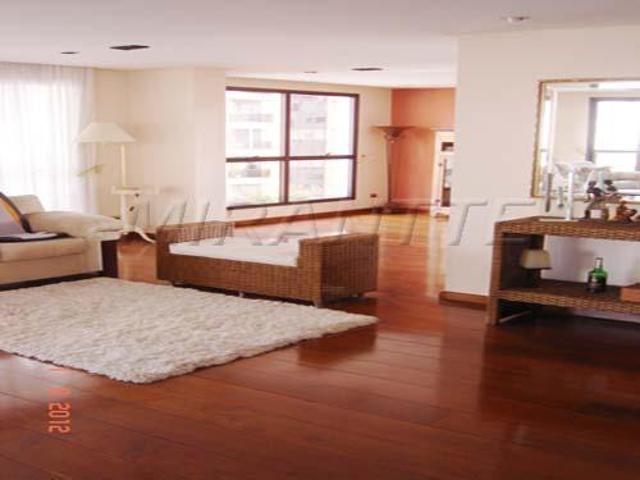 Apartamento de 240m² com 4 quartos