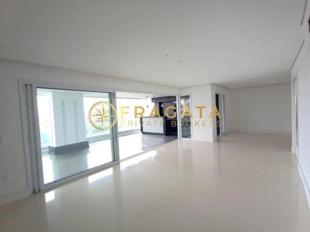 Apartamento de 251 m² à venda com 4 domitórios sendo 3 suítes e 3 vagas em Perdizes SP