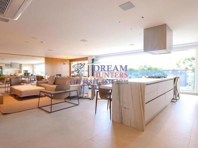 Apartamento de 255.36m² no bairro Ecoville, com 3 suítes, 5 banheiros e 4 vagas de garagem