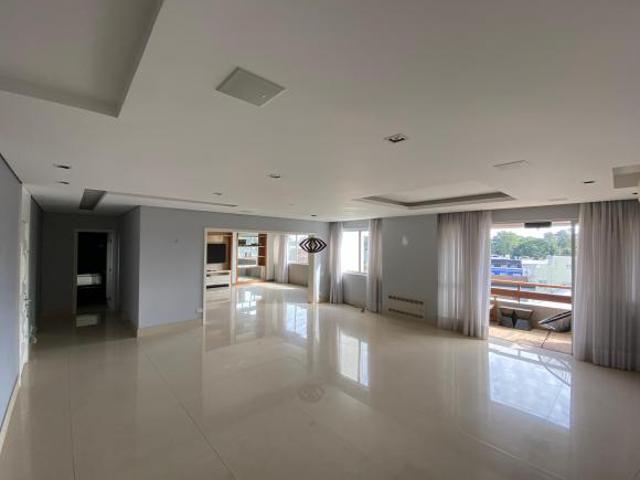 Apartamento de 256m² no coração do Batel, com vista definida e todo reformado!