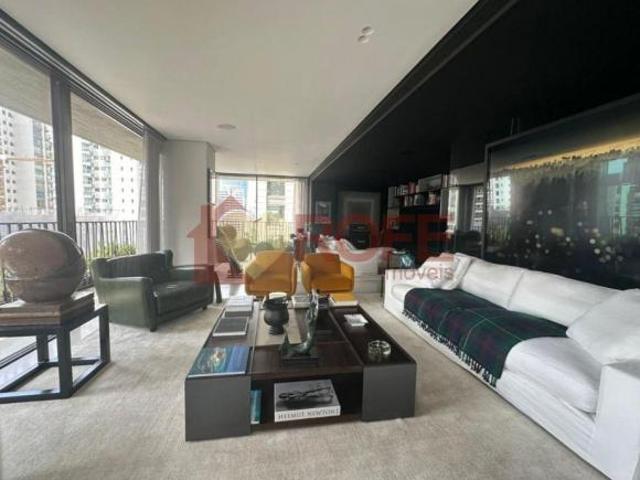Apartamento de 269m² no Itaim Bibi, com 2 suítes e 4 vagas, andar alto e lazer completo
