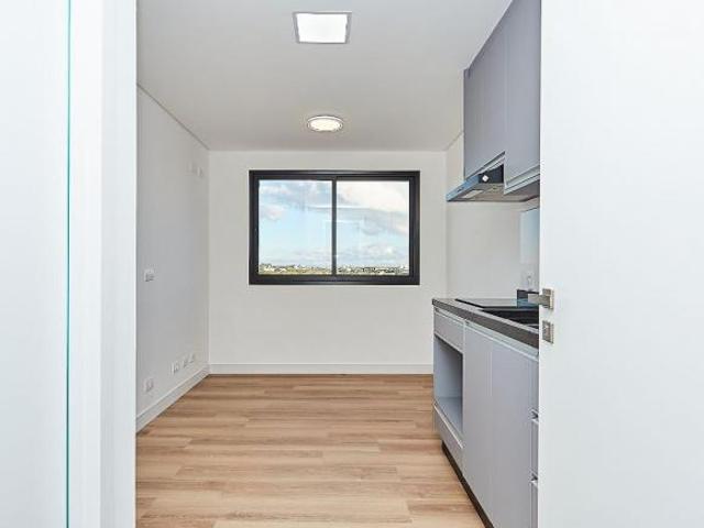 Apartamento Semi Mobiliado de 28 m² com 1 quarto no bairro Rebouças, vista livre
