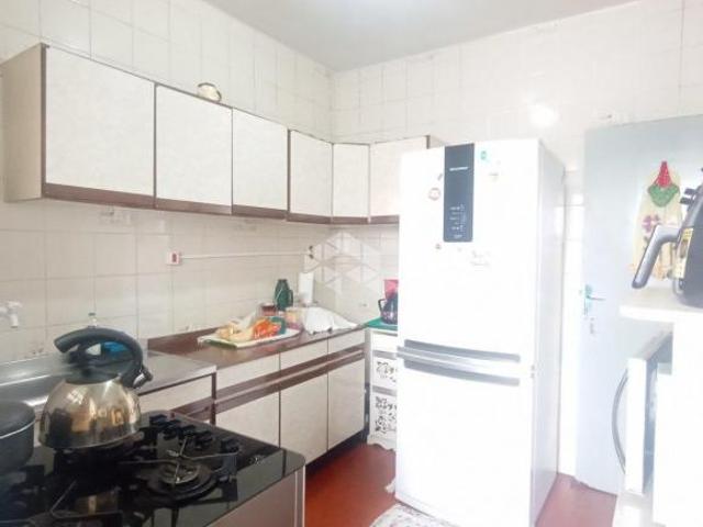 Apartamento de 2 dois ormitórios em Porto Alegre. Sacada. Ensolarado