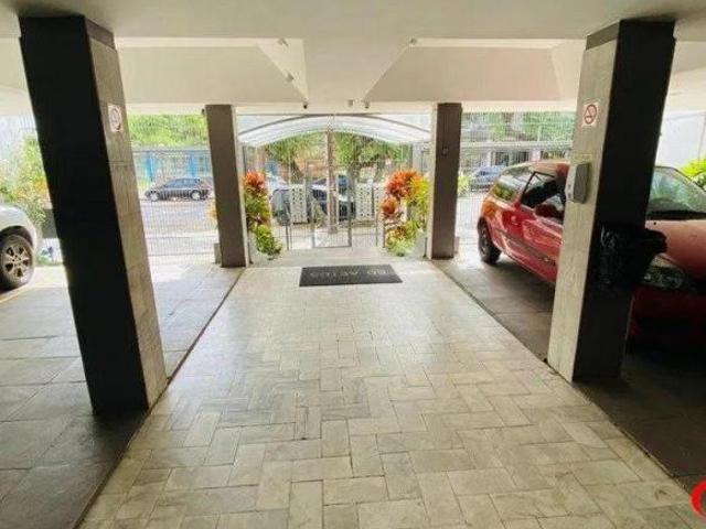 Apartamento de 2 dorm. reformado, frente na Rua da Republica na Cidade Baixa