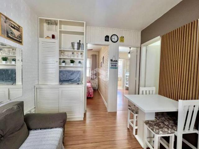 Apartamento de 2 dormitório, mobiliado e reformado a 2 quadras do mar no centro de Capão da Canoa