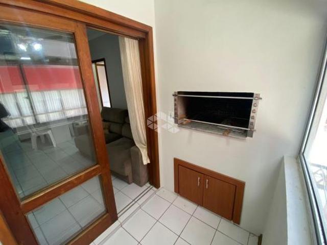 Apartamento de 2 dormitórios mobiliado, sacada c/churrasqueira, box de garagem no Centro de Capão da