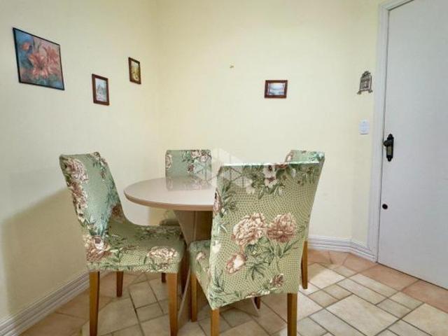 Apartamento de 2 dormitórios, mobiliado, sacada, área de serviço, churrasqueira, em Capão da Canoa