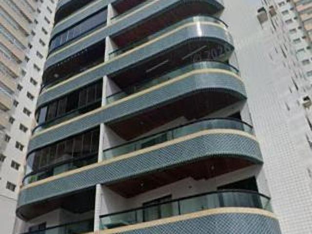Apartamento de 2 dormitórios na quadra da praia em em Praia Grande SP