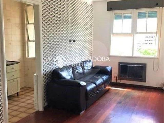 Apartamento de 2 dormitórios, no bairro Azenha