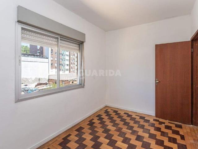 Apartamento de 2 dormitórios no bairro Azenha. COD: 4189