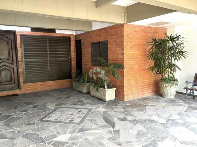 Apartamento de 2 dormitórios no bairro Higienópolis próximo ao Zaffari e entre as Av. Plínio Brasil