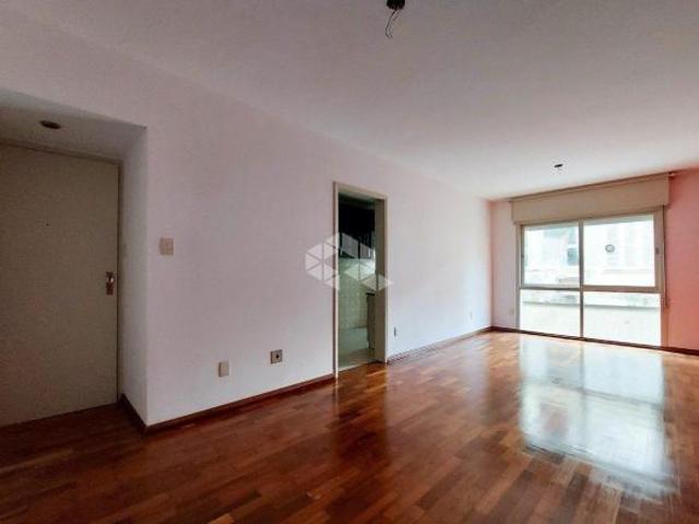 Apartamento de 2 dormitórios no bairro Petrópolis. Imóvel com 80m² de área útil