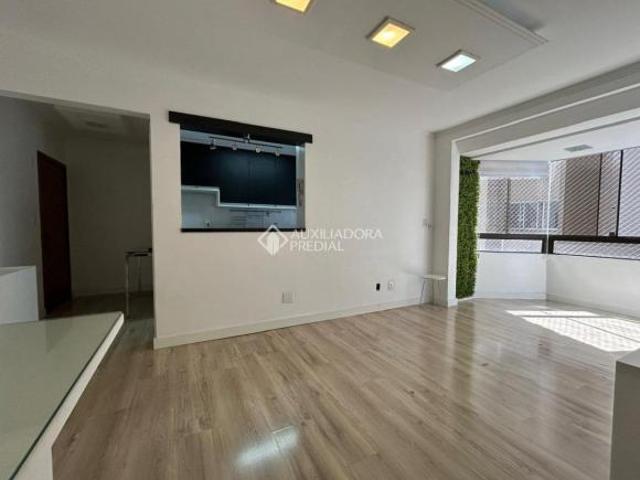 Apartamento de 2 dormitórios, amplo living, sacada estendida e banho social