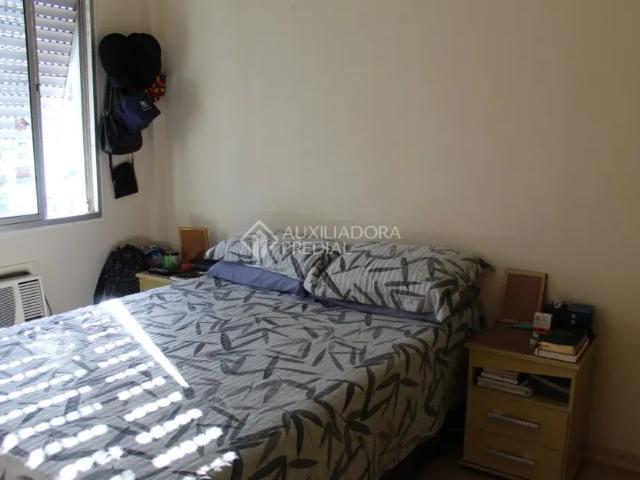 Apartamento de 2 dormitórios amplos, bem iluminado, reformado, entrar e morar, bairro cristal
