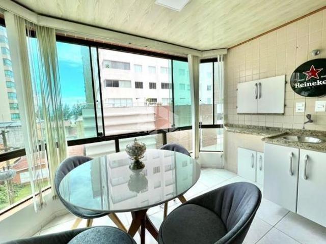 Apartamento de 2 Dormitórios com 1 suíte, sacada com churrasqueira e box para carro a 1 quadra da Pr