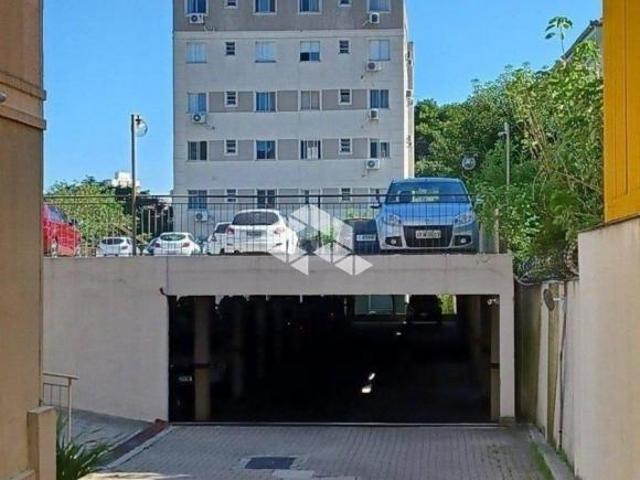 Apartamento de 2 dormitórios com vaga de garagem no Bairro Glória