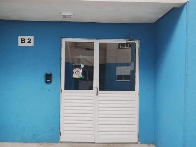 Apartamento de 2 dormitórios com vaga e portaria 24 horas !