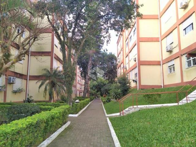 Apartamento de 2 dormitórios com vaga e reformado no bairro Camaquã