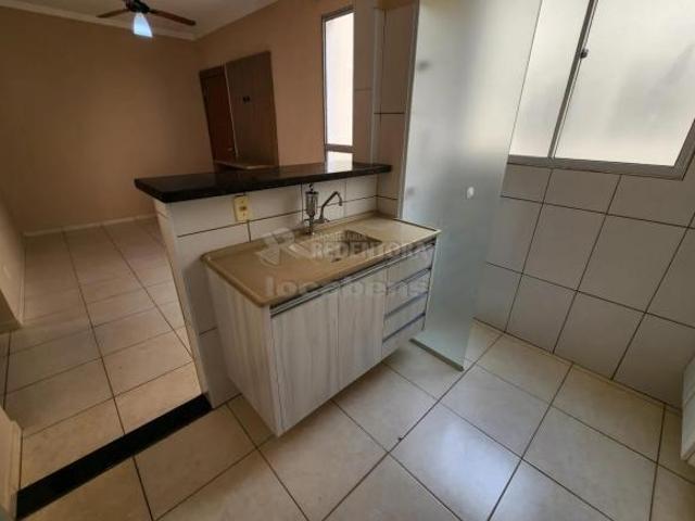 Apartamento de 2 dormitórios com armários no Rios di Itália