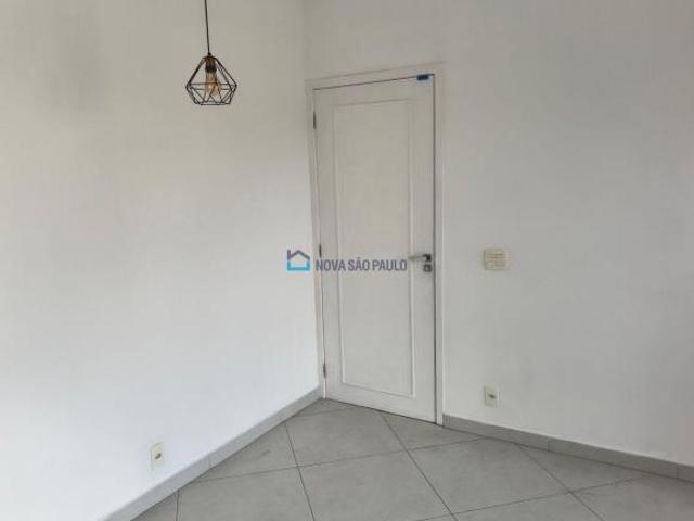 Apartamento de 2 dormitórios com garagem e sacada no Jardim Ubirajara